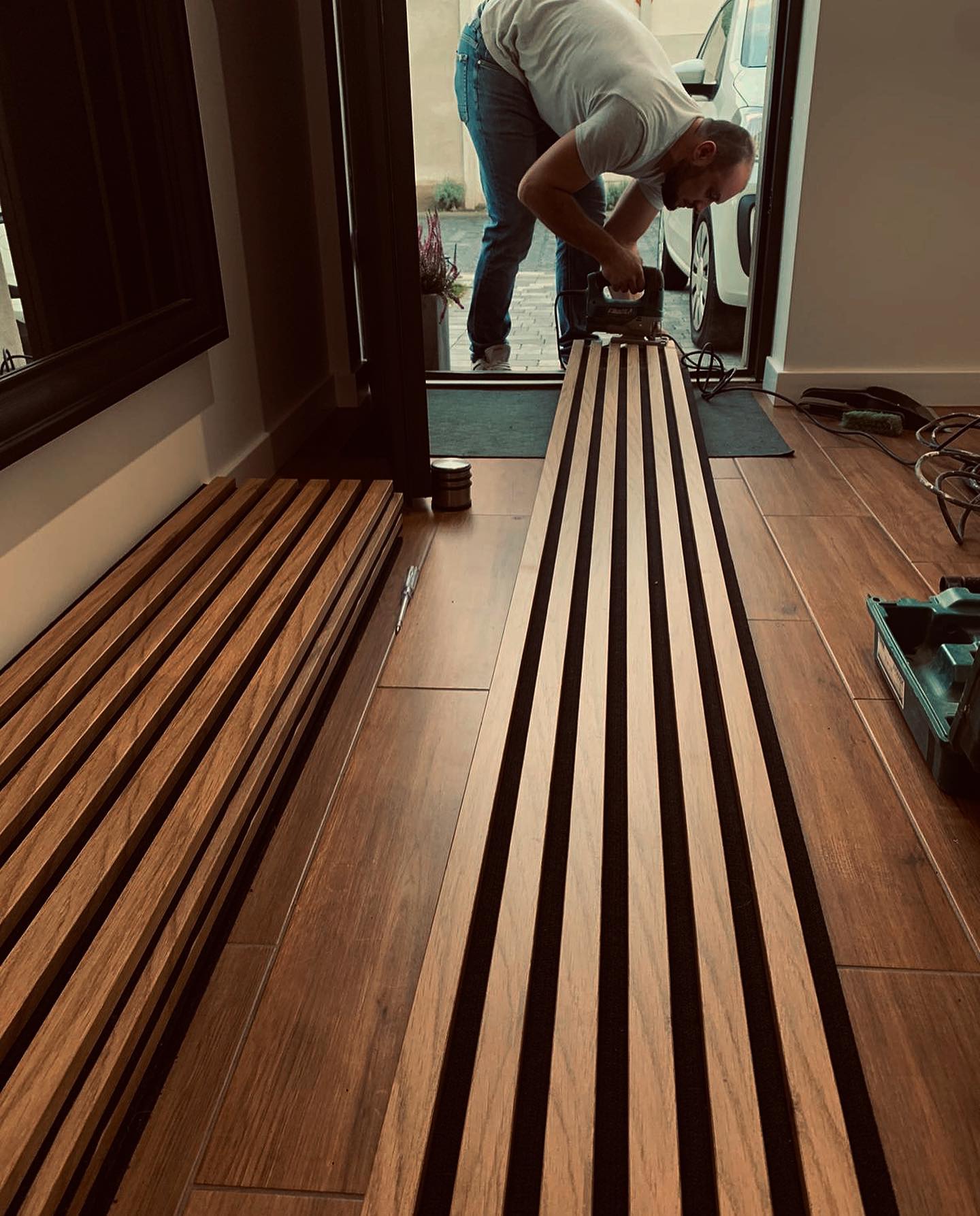 Pojasnilo kakšna je razlika med akustični paneli, dekorativne lamele in ...